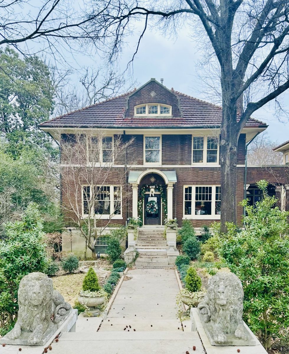 A Special Holiday Tour of Lions Rest: An Evergreen Historic Home Decked ...